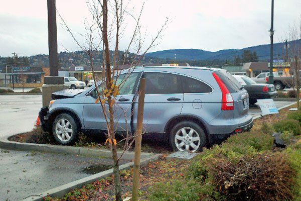 80-year-old dies in light pole car crash | Sequim Gazette