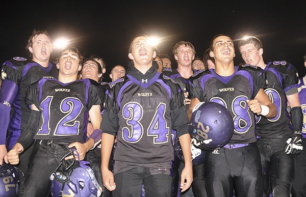 Football: Wolves throw a Happy Homecoming SLIDESHOW | Sequim Gazette
