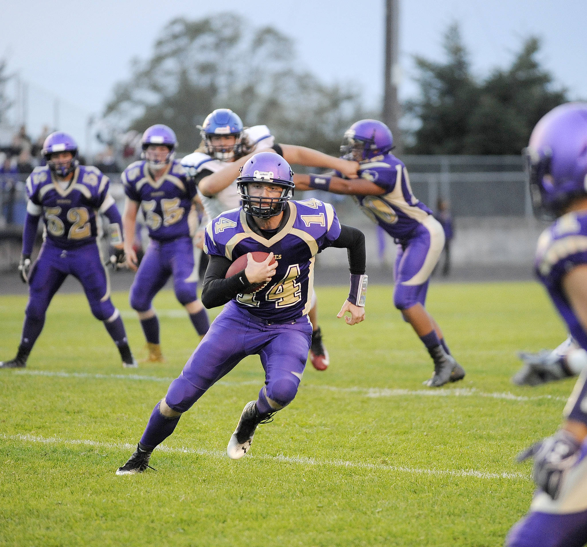 Football: Wolves bear down, shut out Bulldogs | Sequim Gazette