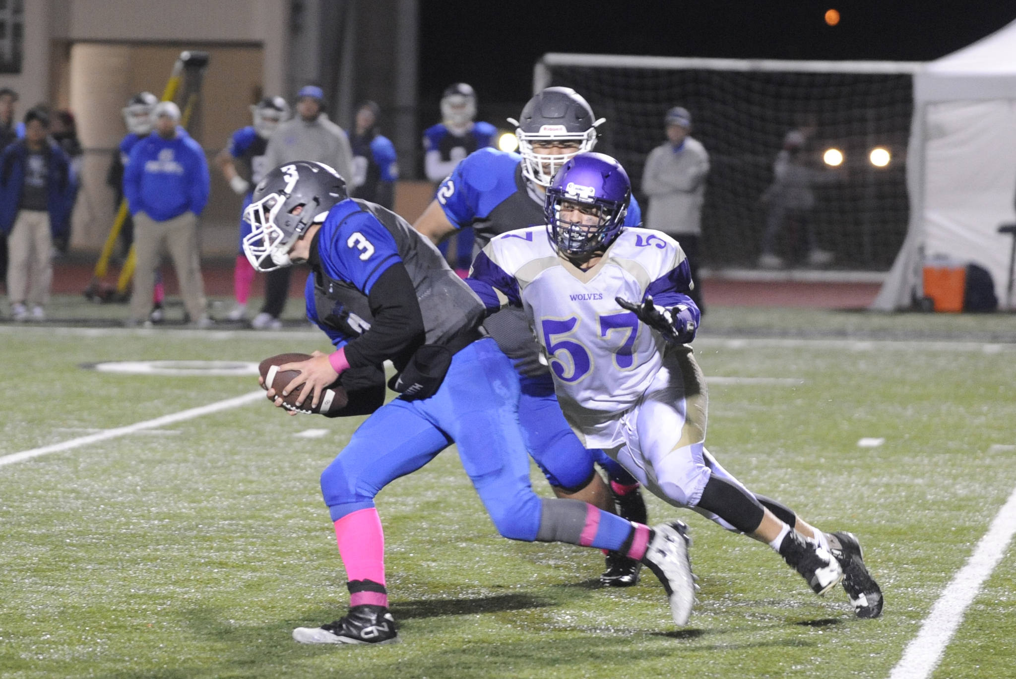 Football: Wolves top Trojans in key league showdown | Sequim Gazette