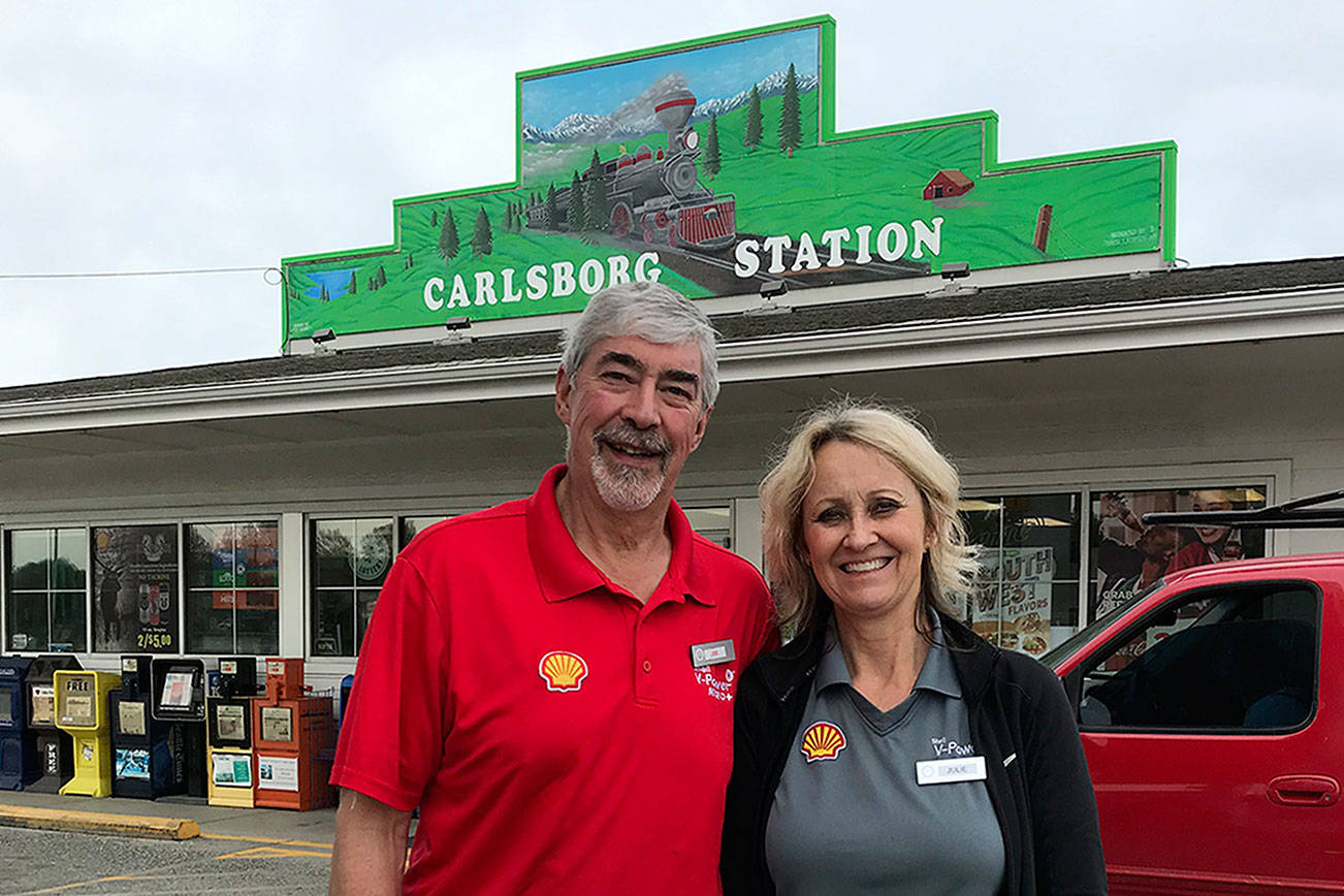 Carlsborg Station recreates mural for entrance | Sequim Gazette