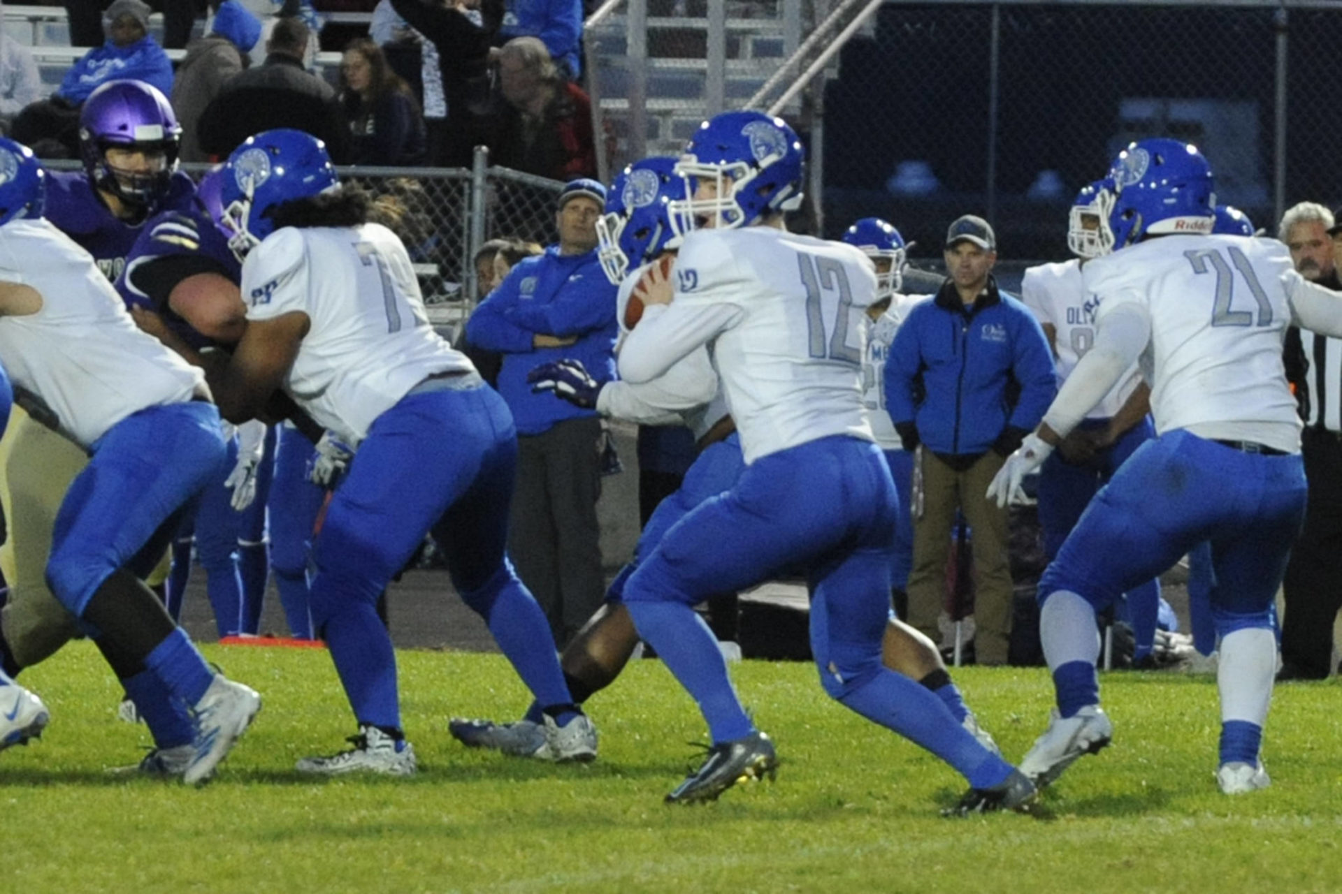 Football: Wolves stun high-flying Olympic | Sequim Gazette