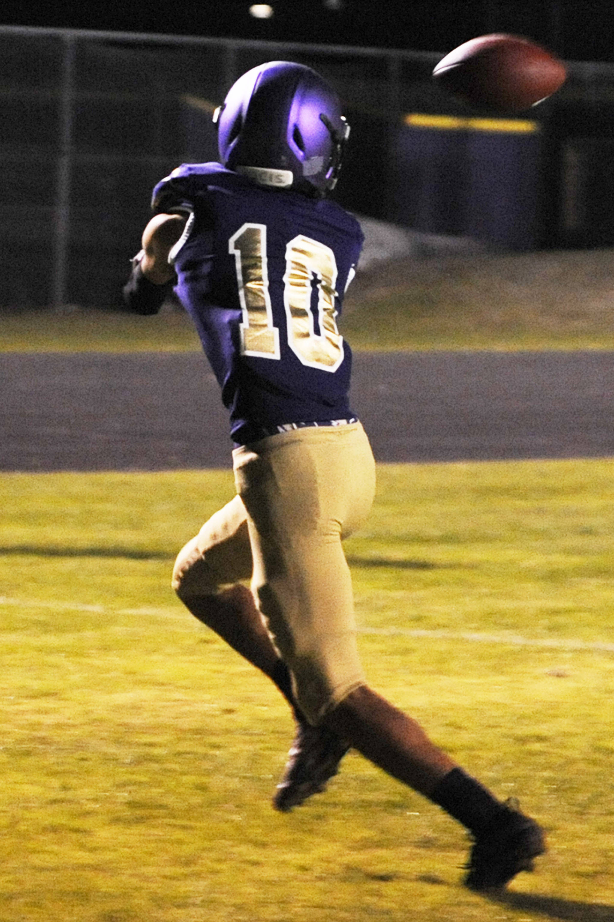 Football: Wolves stun high-flying Olympic | Sequim Gazette