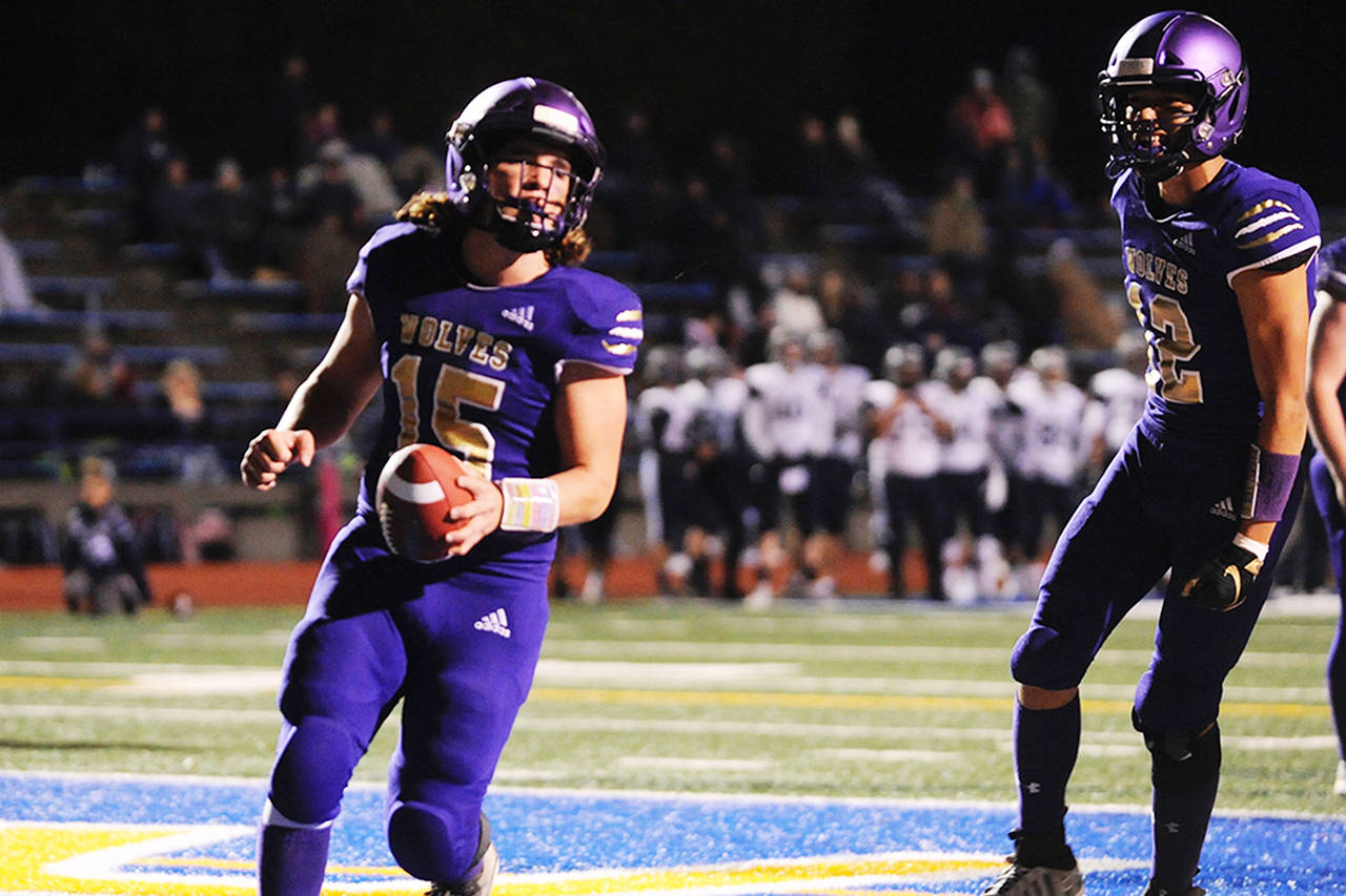 Football: Wolves come from behind, earn state berth | Sequim Gazette