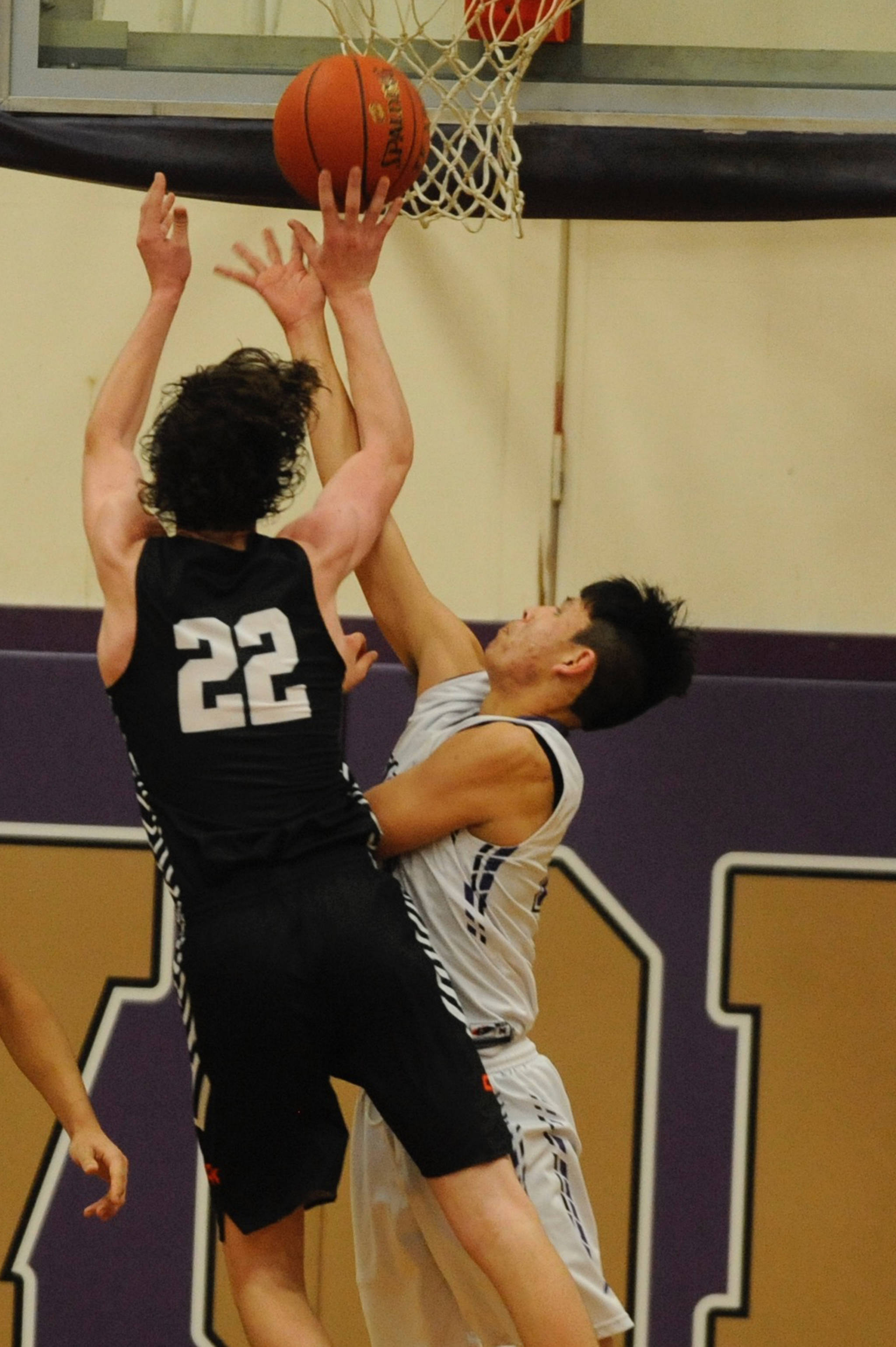 Boys basketball: Wolves boys win thriller against Cougars | Sequim Gazette