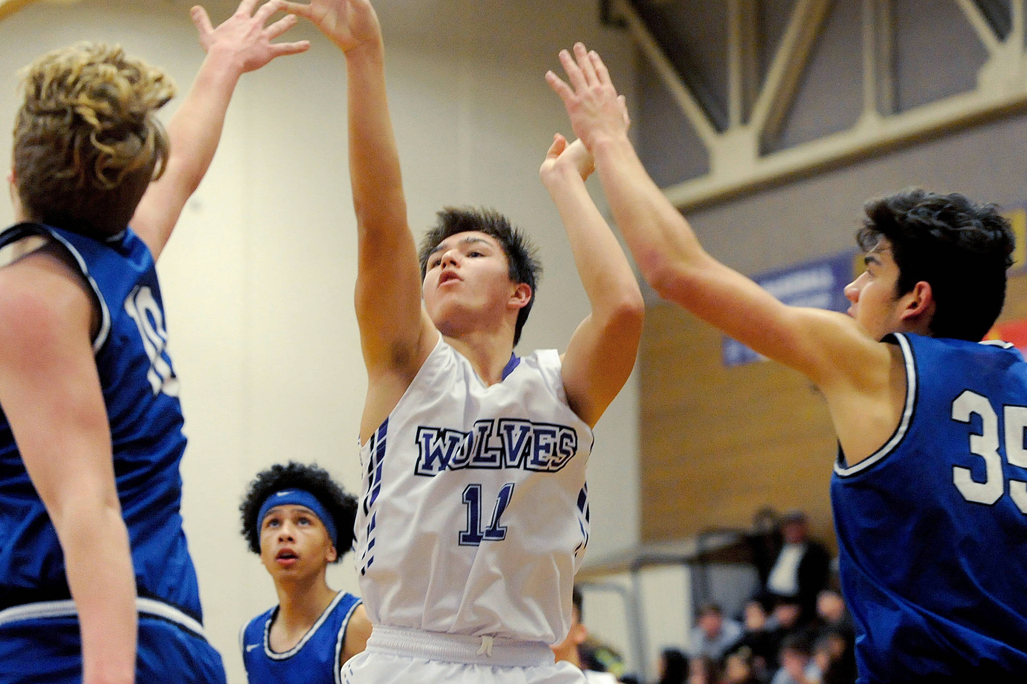 Boys basketball: Wolves earn two tough wins | Sequim Gazette