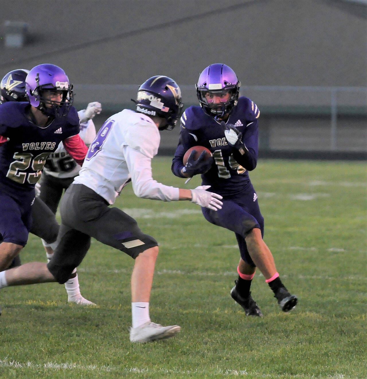 Football: Top-ranked Vikings roll past Wolves, 49-7 | Sequim Gazette