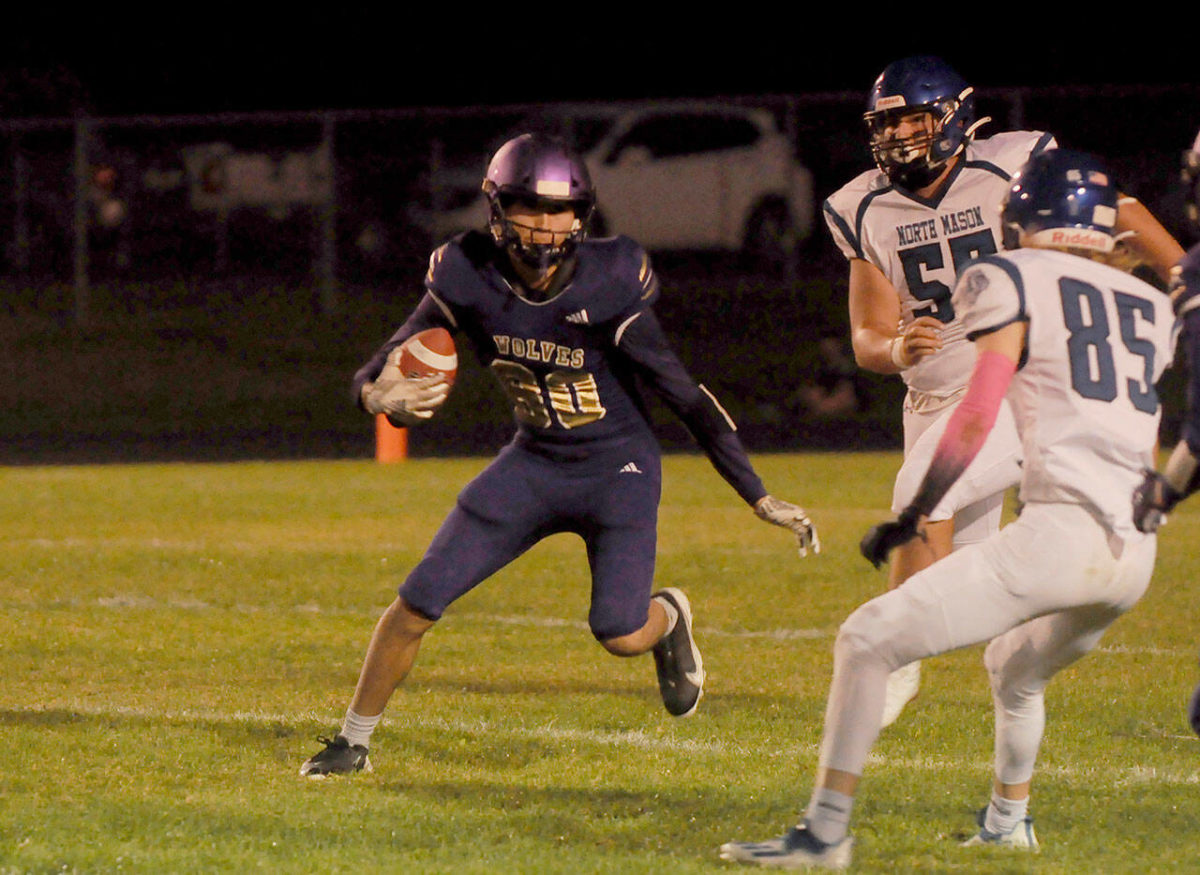 Football: Wolves thrill Homecoming fans with one-point win | Sequim Gazette