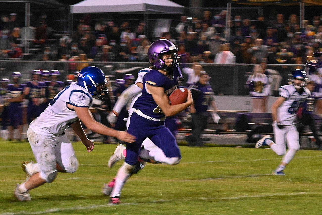 Football: Wolves thrill Homecoming fans with one-point win | Sequim Gazette