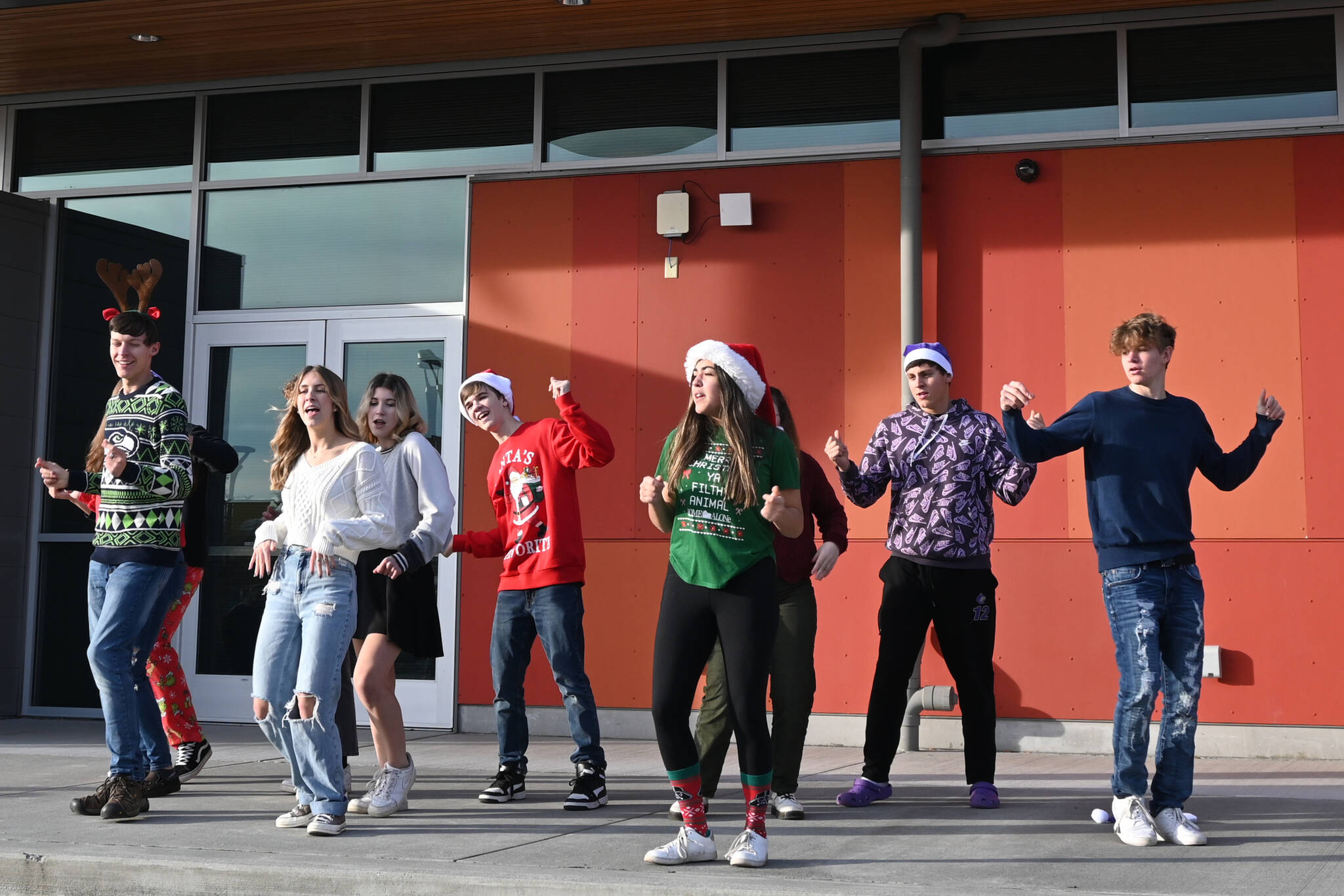 PHOTOS/VIDEOS: SHS singers offer holiday harmonies | Sequim Gazette