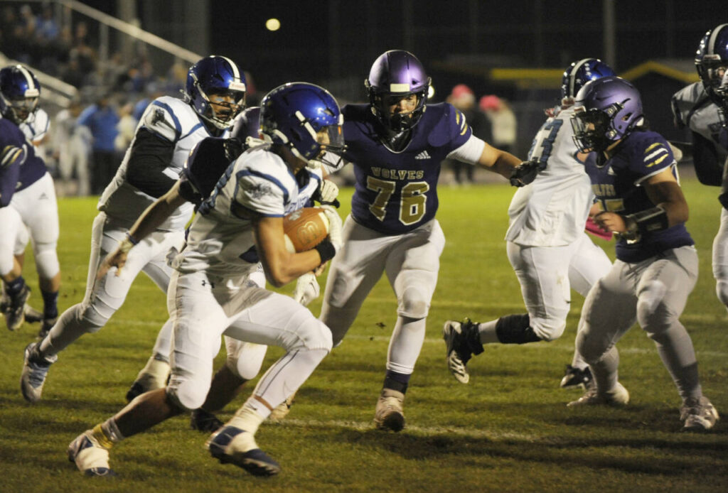 Football: Wolves dominate Bulldogs for Homecoming win | Sequim Gazette