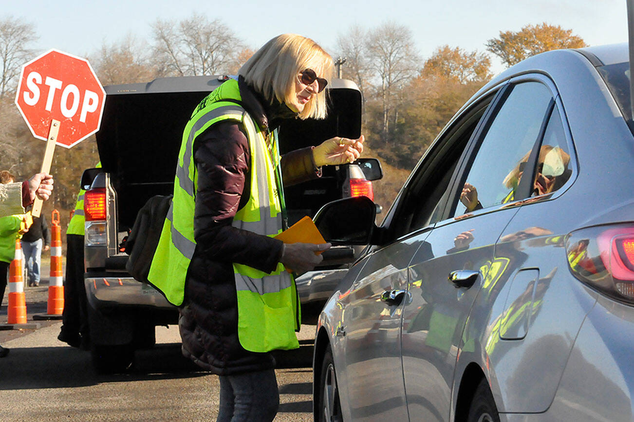 Food Bank, volunteers distribute 1,000 plus meals for Thanksgiving ...