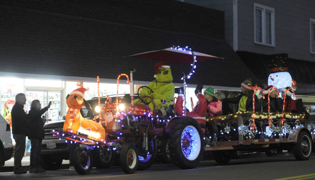 PHOTO: Sequim kicks off the holidays | Sequim Gazette