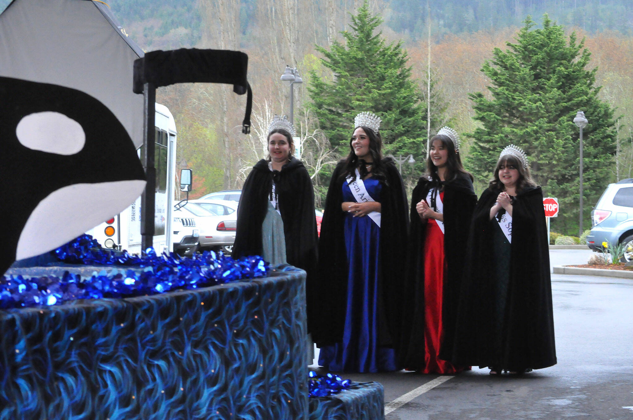 Royalty, crowd find fun in festival float | Sequim Gazette