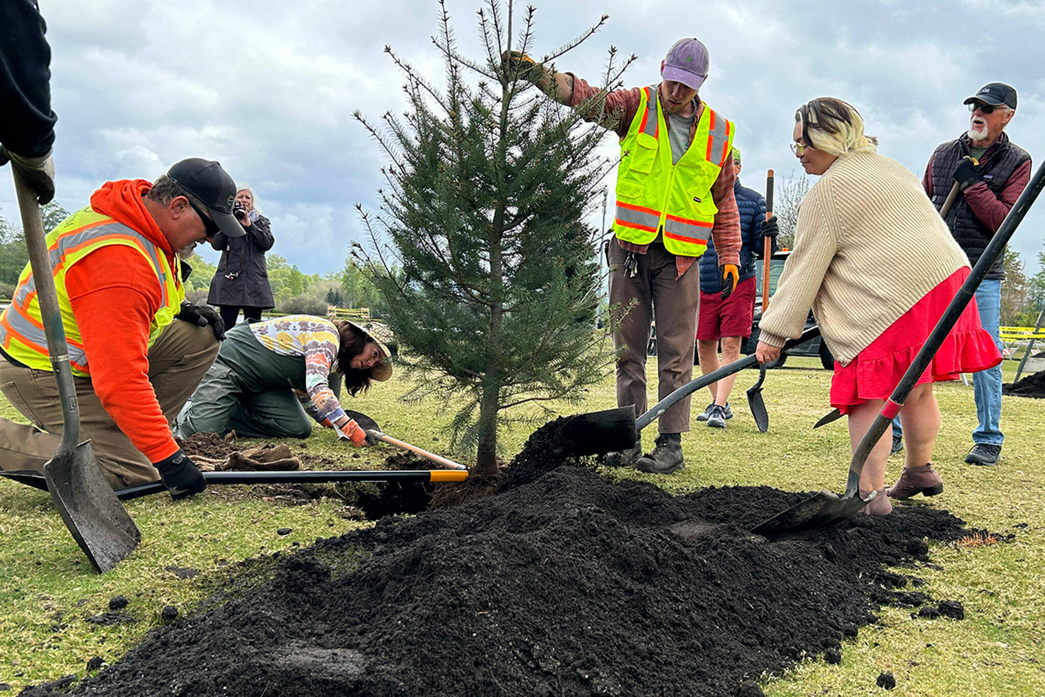 Councilors, kids, more unite to plant trees at pond for Arbor Day ...