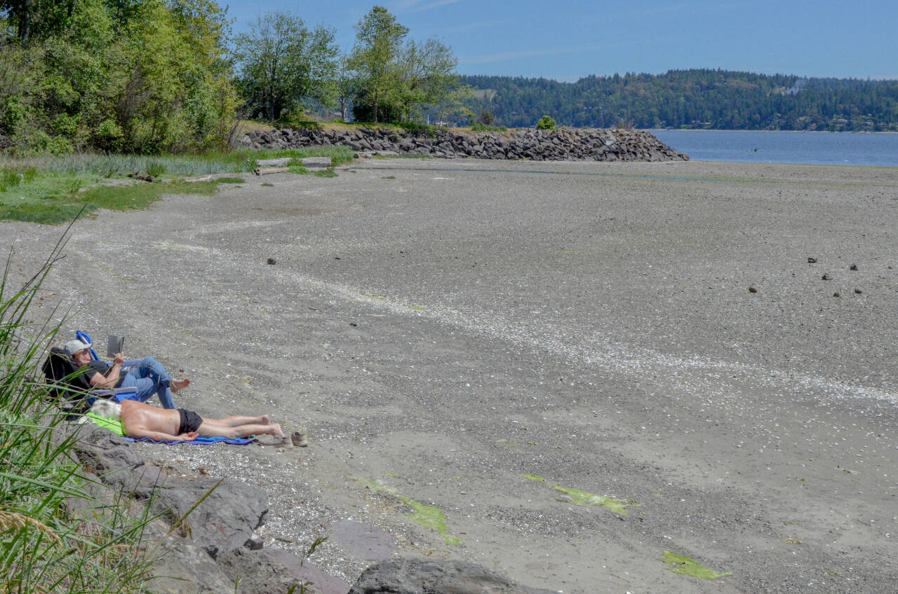 Low-tide day sees Sequim sun lovers out on the bay | Sequim Gazette