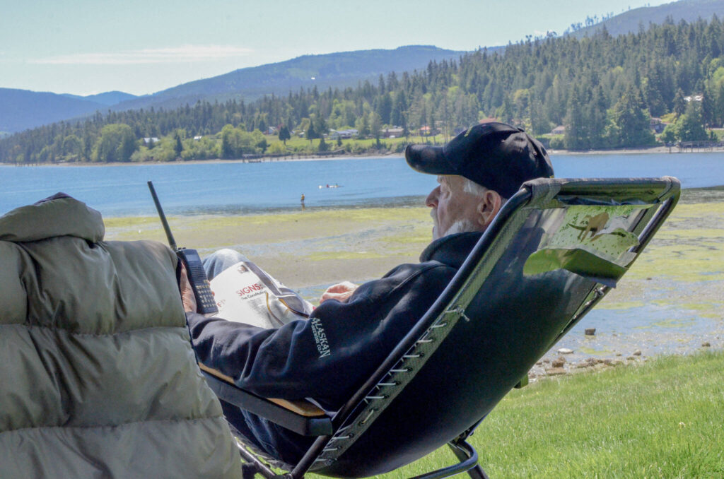 Low-tide day sees Sequim sun lovers out on the bay | Sequim Gazette