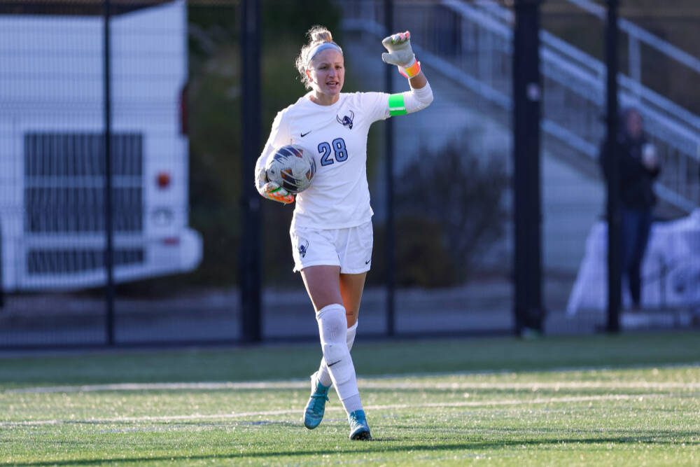 Women’s soccer: Sequim’s Henninger signs to play for Portuguese pro ...