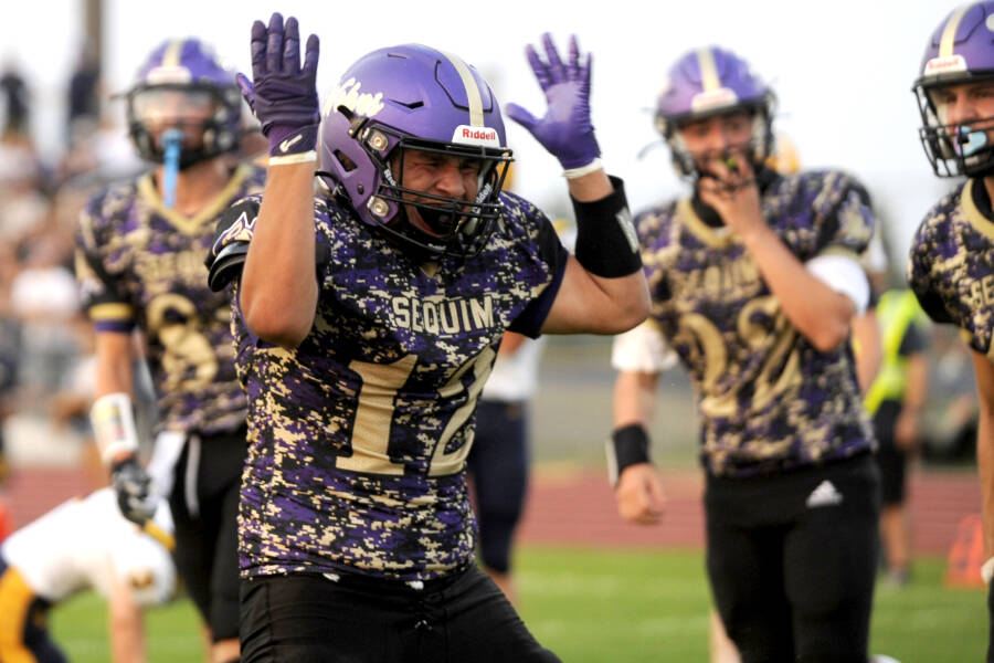 Football: Wolves howl in season-opener WITH VIDEO | Sequim Gazette