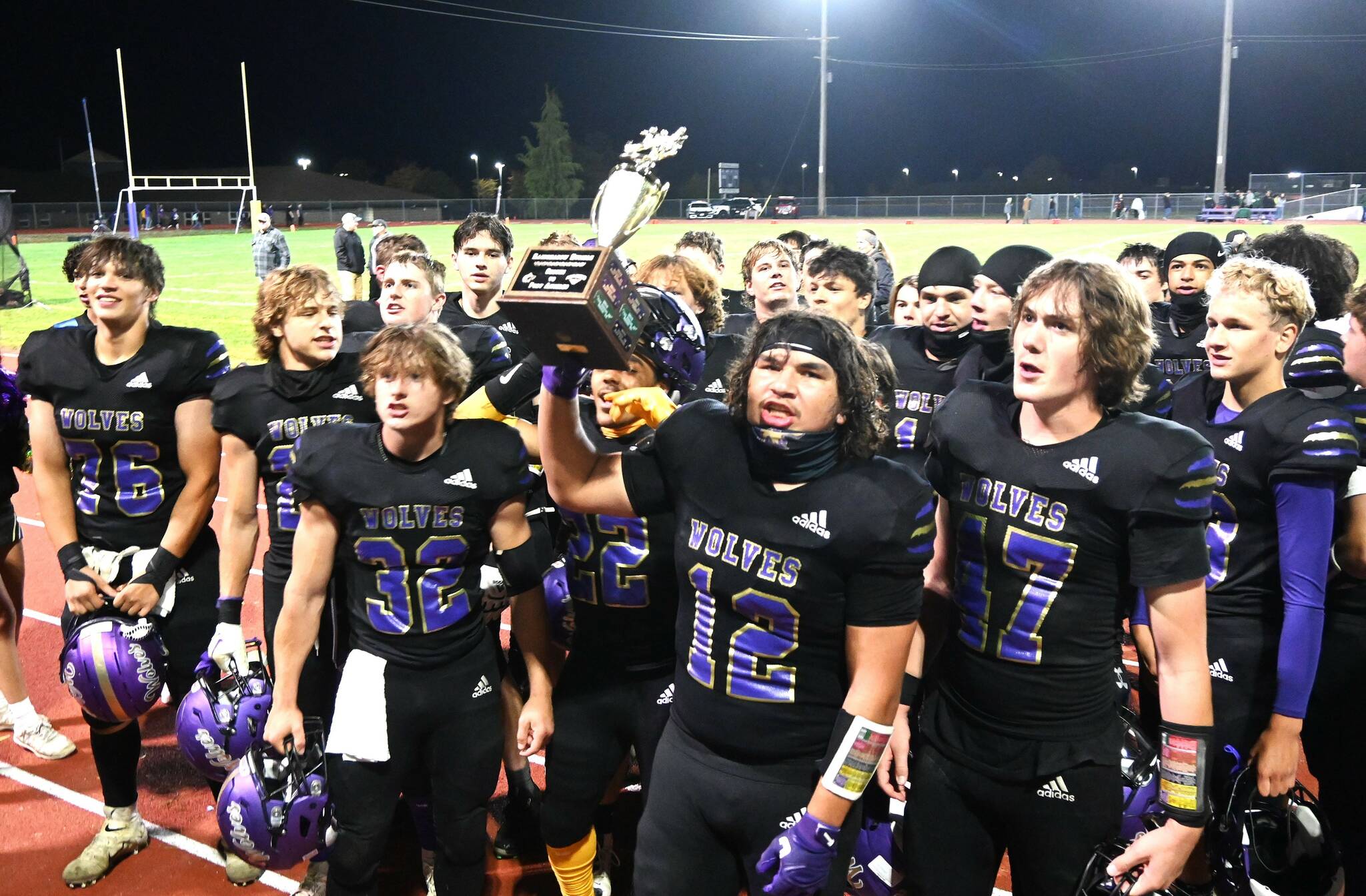Football: Wolves’ big second half leads to rivalry game win | Sequim ...