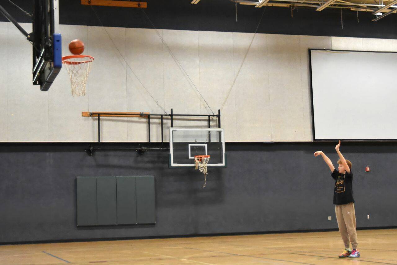 Students hoist shots at annual Elks Hoop Shoot | Sequim Gazette